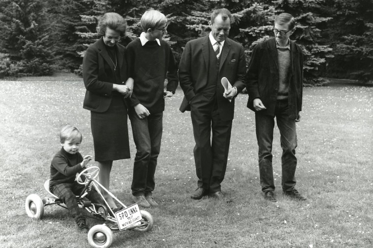 Willy Brandt und seine vier Kinder Ninja, Peter, Lars und Matthias Willy Brandt und seine vier Kinder Ninja, Peter, Lars und Matthias